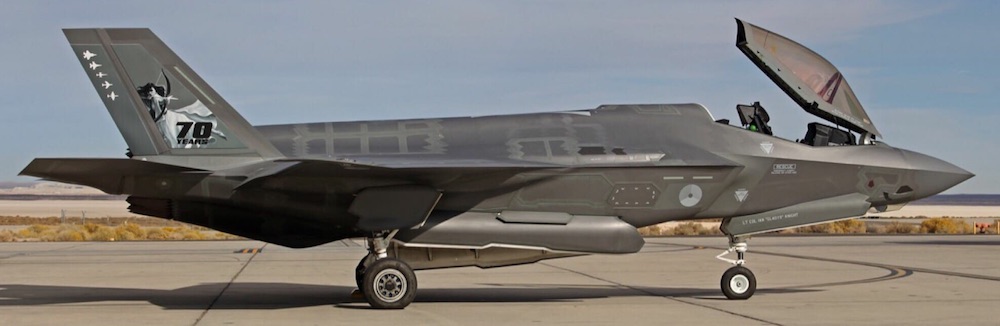 Die erste F-35A Lightning II der RNLAF ist in Leeuwarden gelandet ...