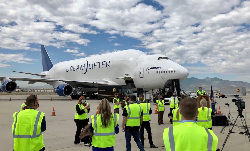 Boeing 747 Dreamlifter bringt eine halbe Million Masken nach Utah ...