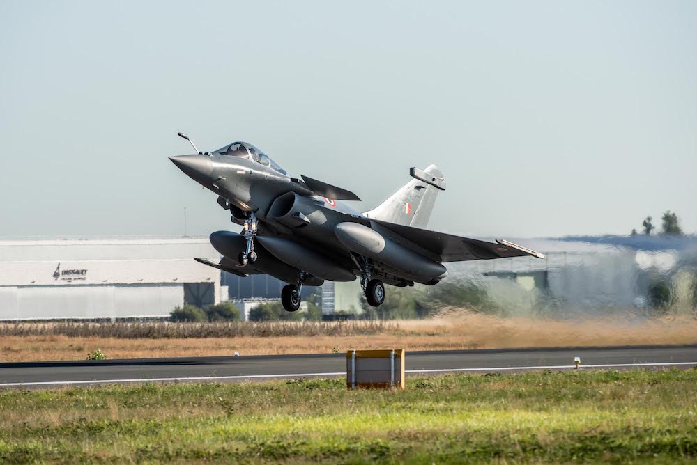 Die ersten fünf Dassault Rafale für die IAF sind auf dem Weg nach ...