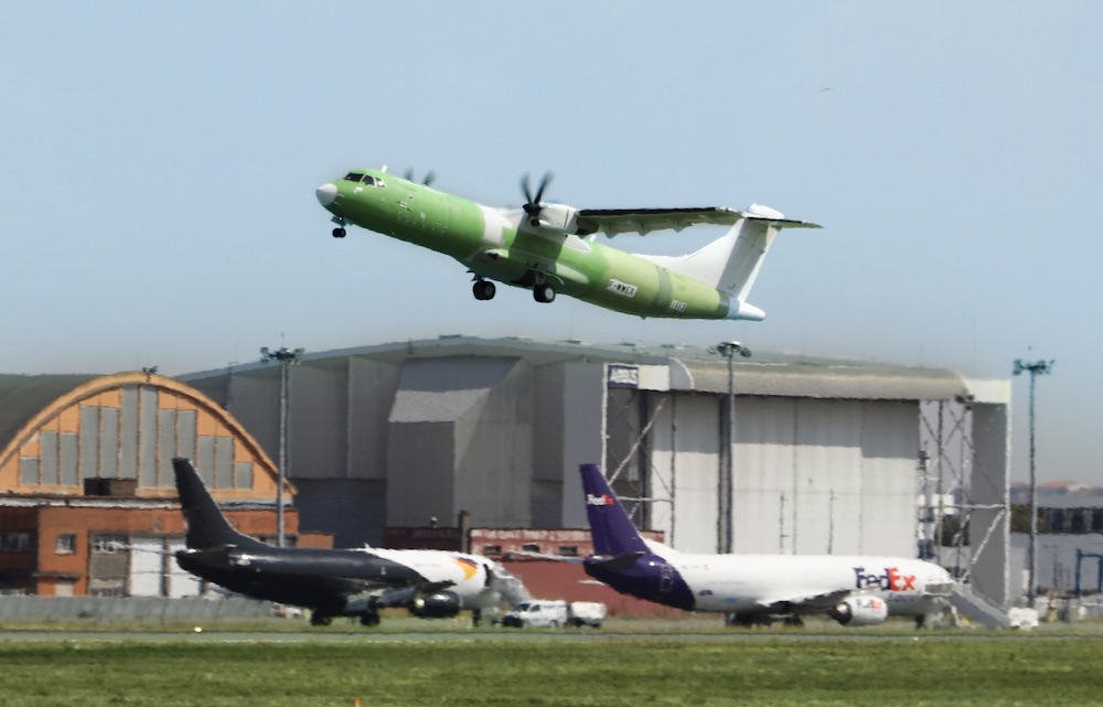 Die ATR 72F ist nach ihrem Erstflug wieder gelandet - Aerobuzz.de