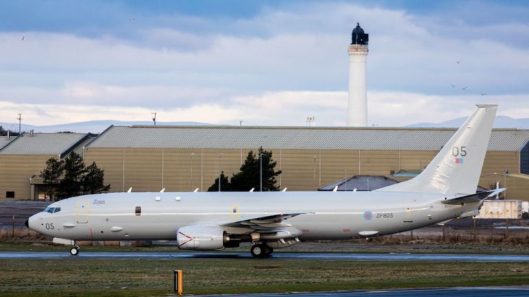 Die fünfte P-8A Poseidon der RAF ist in Großbritannien angekommen ...