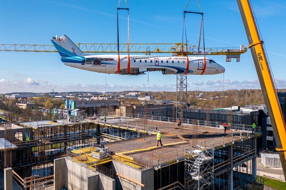 Jet MS platziert CRJ200 als Blickfang im neuen Avia Solutions ...