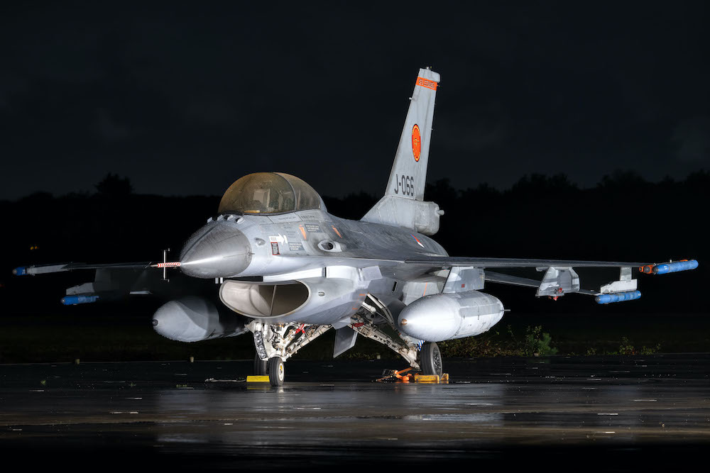 Das NMM in Soesterberg hat die F-16BM Orange Jumper bekommen - Aerobuzz.de