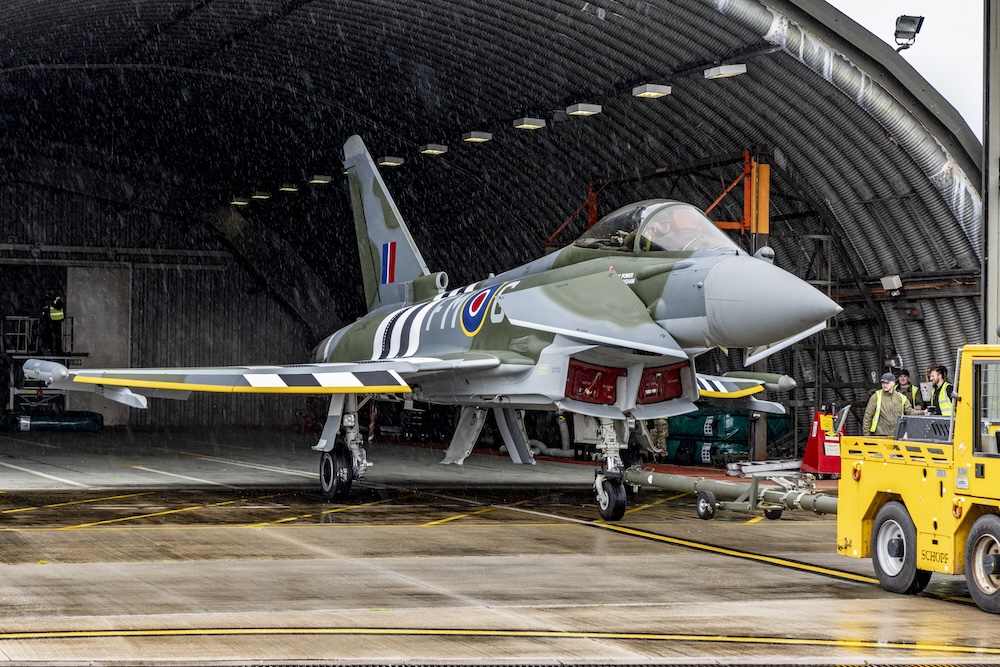 Die RAF hat ihren Typhoon Display-Fighter für 2024 vorgestellt ...
