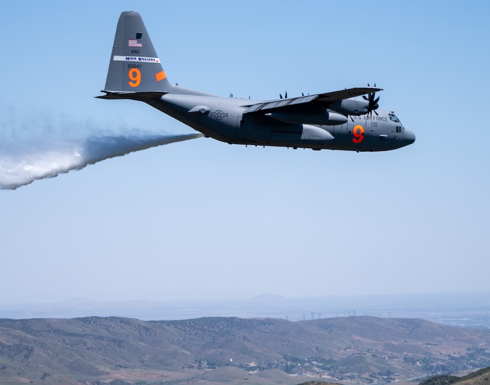 Die U.S. Air Force schickt acht C-130 MAFFS in den Einsatz nach Los ...