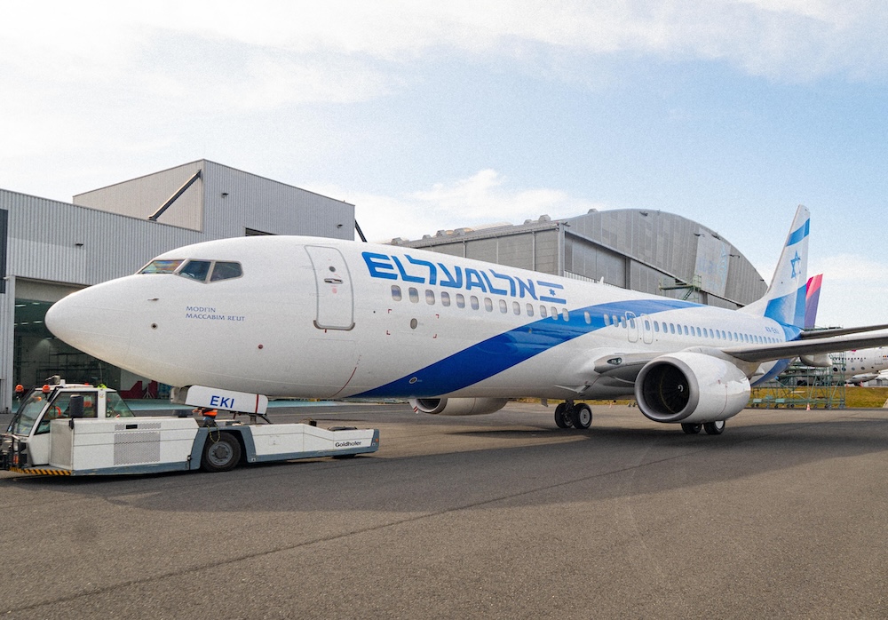 EL AL hat ihre ersten Boeing 737 mit dem neuen Farbschema versehen ...
