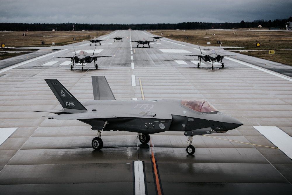 F-35A der RNLAF trainieren auf dem Flughafen Amsterdam-Schiphol ...
