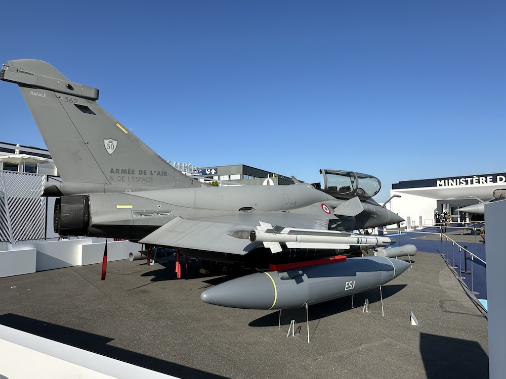 Armée de l’air präsentiert Rafale mit Rumpfrücken-Zusatztanks - Aerobuzz.de
