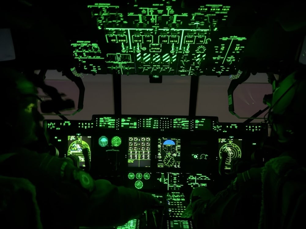 C-130J der RNZAF fliegt MedEvac-Mission bei Nacht in der Antarktis ...