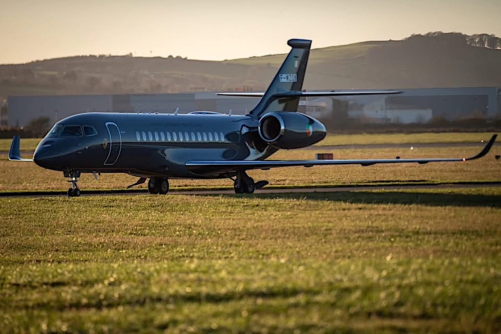 Der neue irische Regierungsjet Falcon 6X ist in Dublin gelandet ...